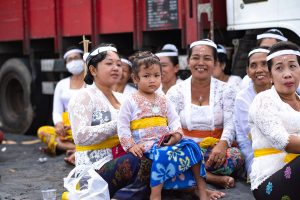 Traditional Balinese Clothing: Guide on What to Wear, Symbolism & More