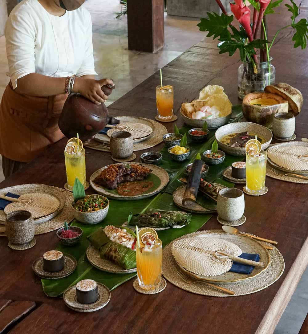 An Intimate Holiday Feast on 'The Long Table' at John Hardy Boutique ...